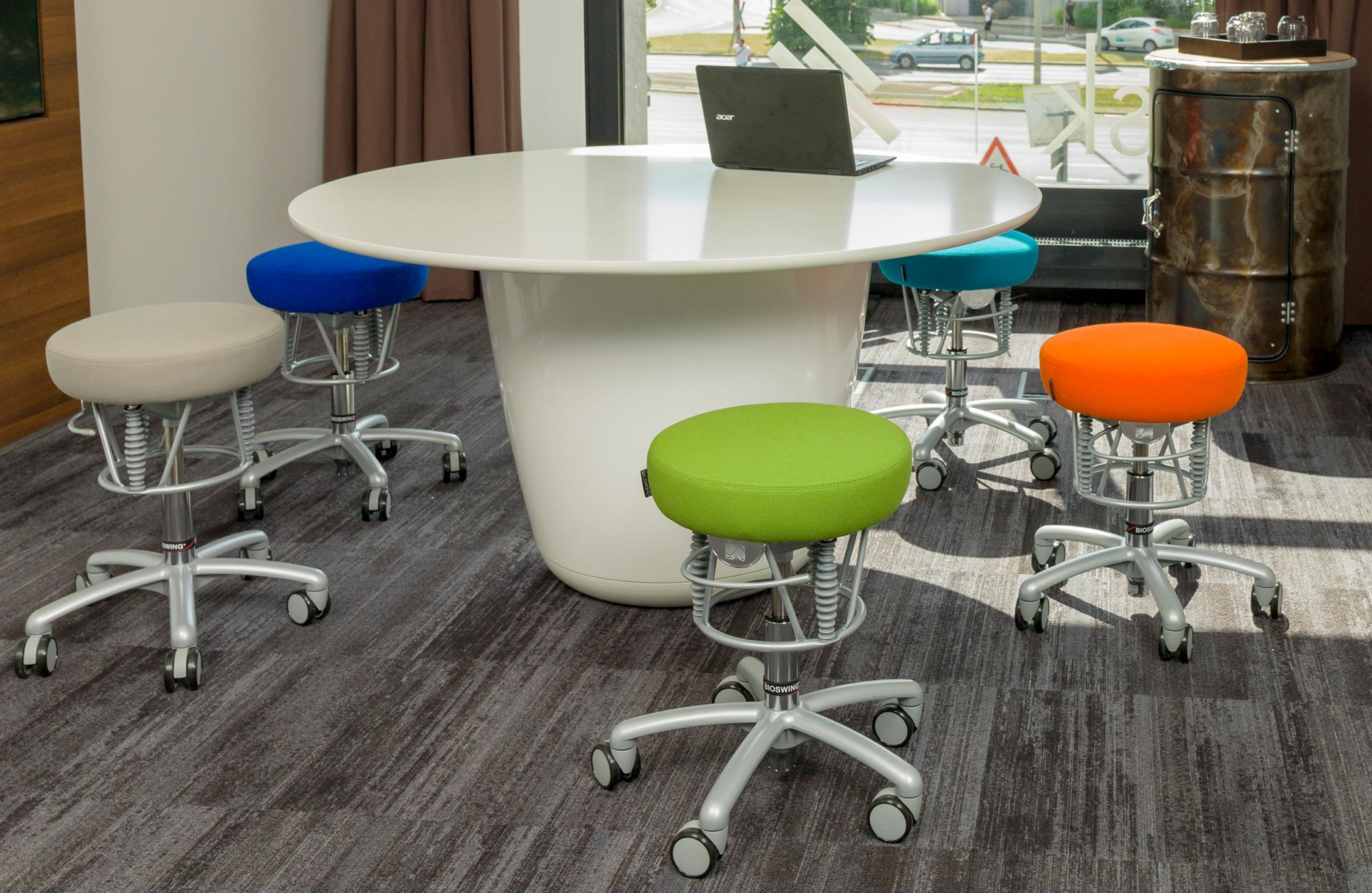 Flexibles Multitalent unter den Hockern: der BIOSWING Foxter